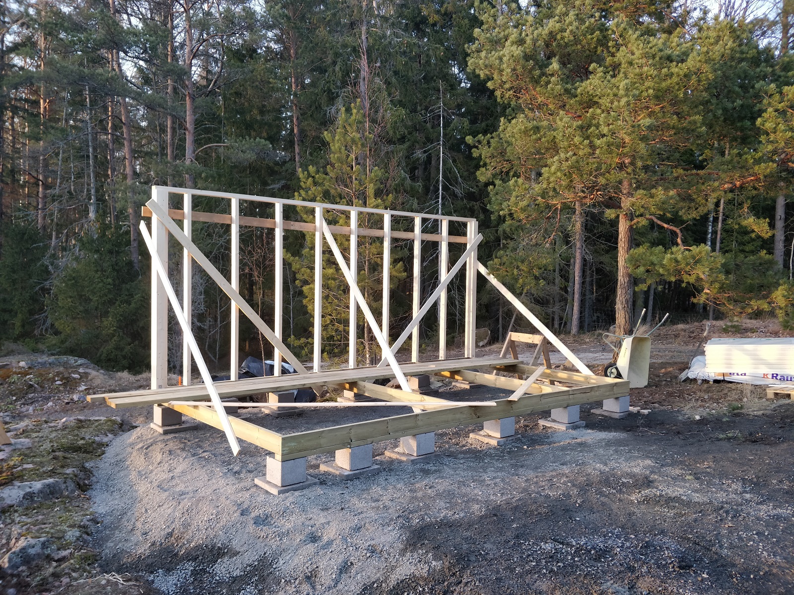 Monitoimirakennus – osa 1: Perustukset ja runko | Moderni hirsihuvila ...